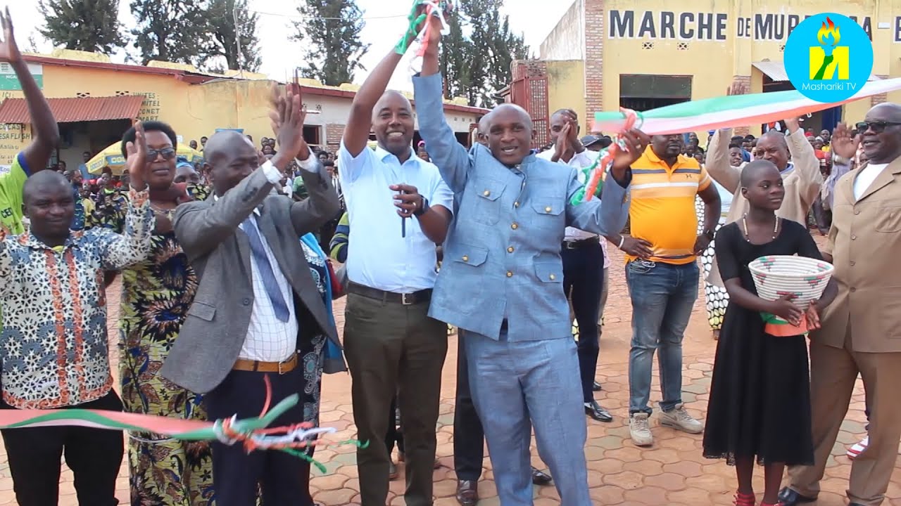 Mu gisagara ca Ngozi huguruwe igituro gishasha c'imiduga (parking) kiri ...