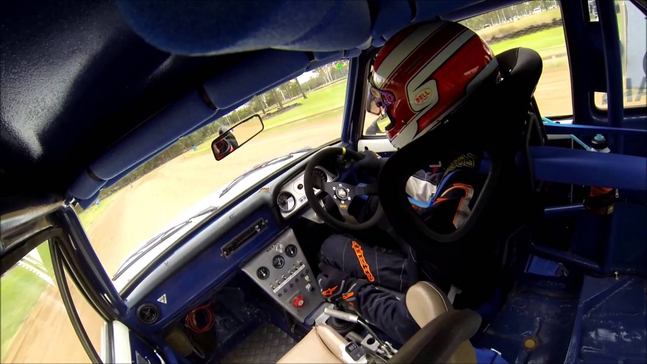 Jordan Mk2 Escort @ a Slippery WIllowbank Dirt Circuit - YouTube