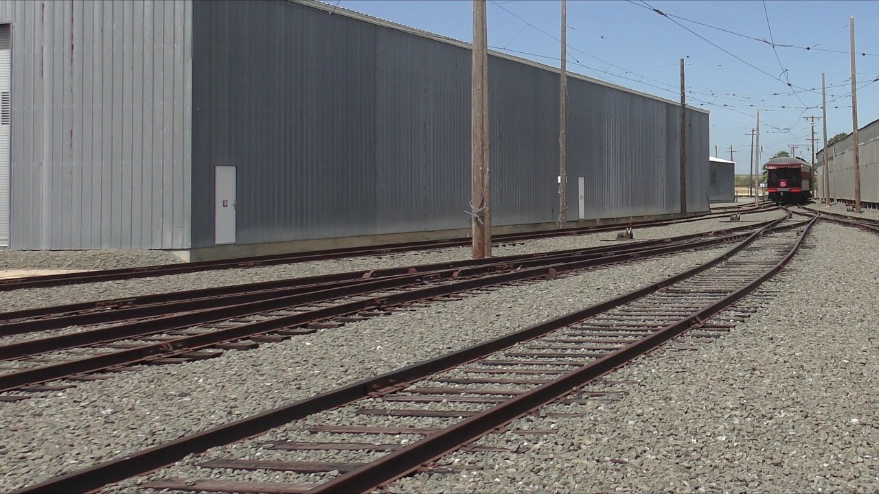 Electric train pulling out of the station. - YouTube