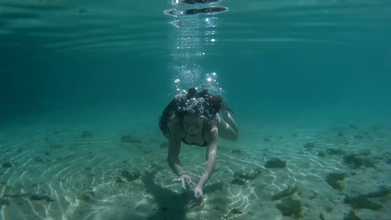 Izzy under water - YouTube