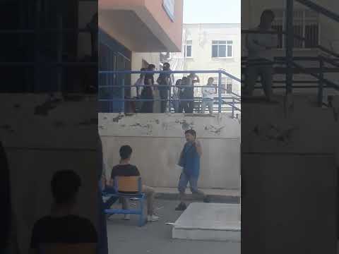 23 Nisan'dan sürüm dansını taklit eden minikler.