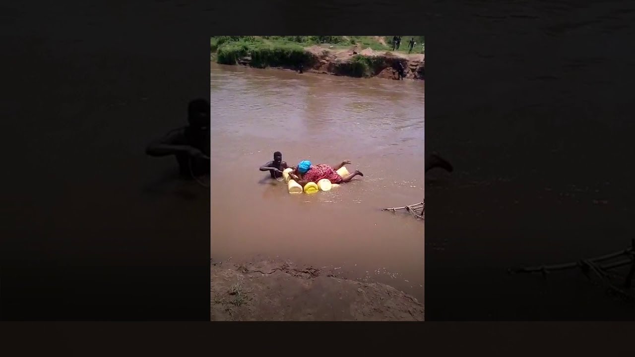 Women Cross Border Traders using the Malaba River to cross to Kenya ...