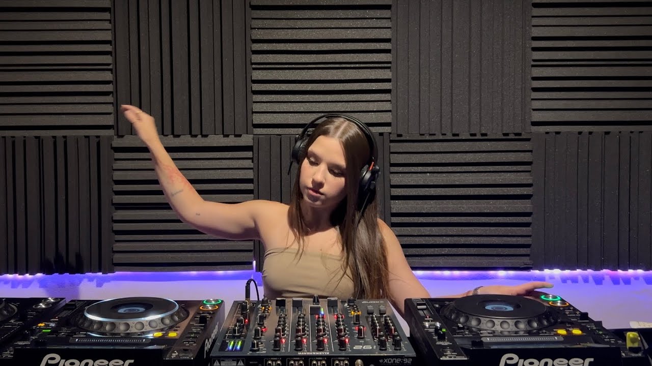 VANESA - Acid & Peak Time Techno [DJ SET #03] - YouTube