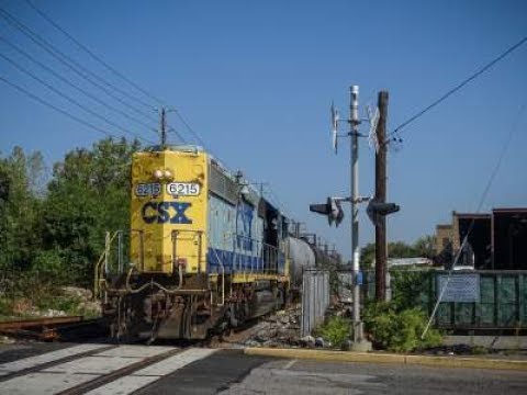 YN2 GP40-2 6215 on CSX C777 - YouTube
