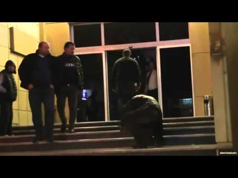 თბილისში კაზინოს დაცვა ცემს მთვრალ კაცს / In Tbilisi Casino guards beat drunk man