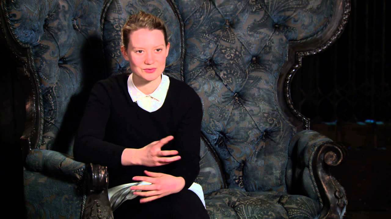 Crimson Peak: Mia Wasikowska "Edith Cushing" Behind the Scenes Movie ...