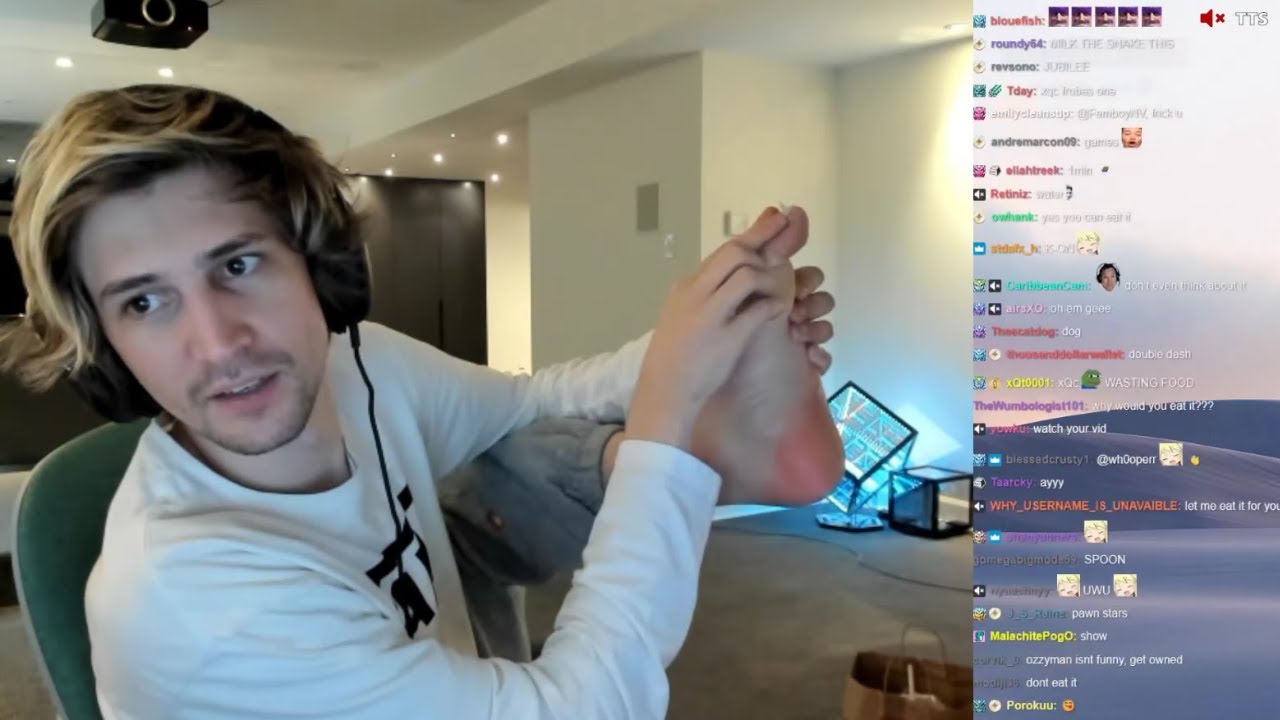 xQc's toenail is falling off - YouTube