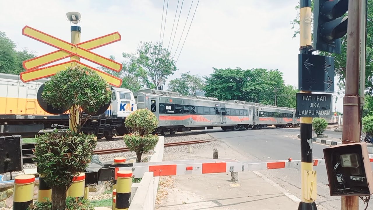 Railroad Crossing || rail train || Perlintasan Kereta Api Indonesia ...