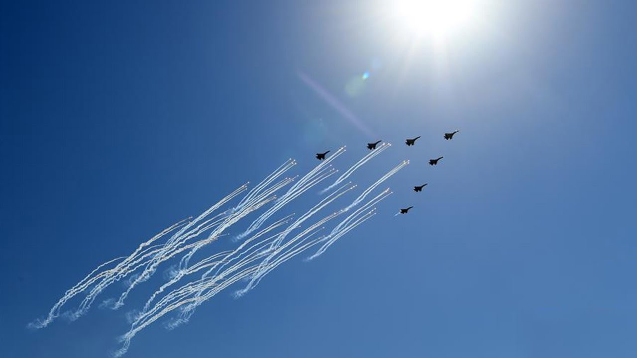 Military parade: J-20-led fighter jet formation - YouTube