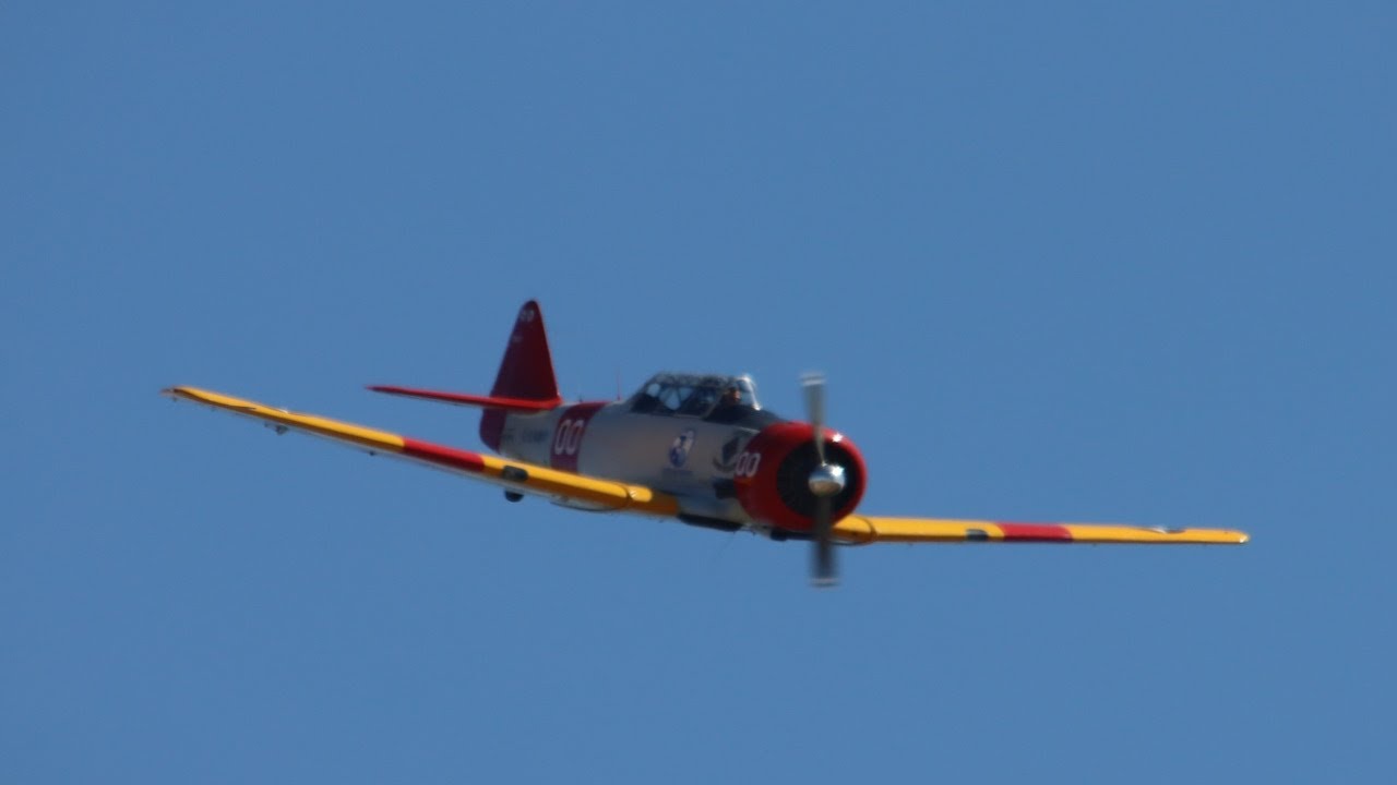 Sean Tucker Airshow legend fly's a T-6 Texan like a BOSS! - YouTube