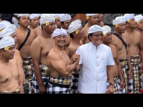 Kapan Lagi dapat lempari Bupati Bares 😁 Perang Tipat Bantal Desa Adat ...