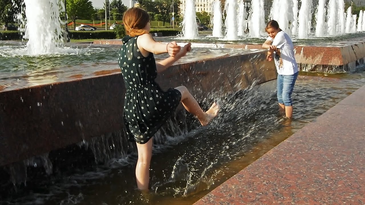 Victory Park, fountain, girls and splashes-2 ! / Парк Победы, фонтан ...