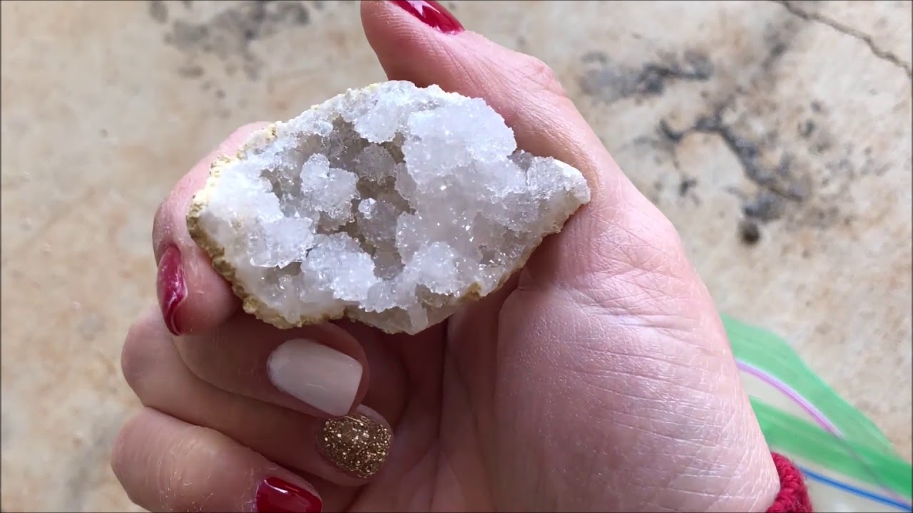 Sasa & Lala: NATIONAL GEOGRAPHIC Break Open 10 Premium Geodes - YouTube