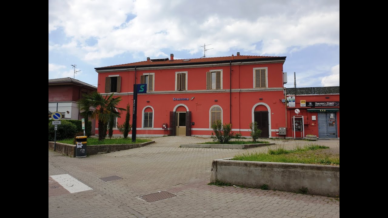 Annunci alla stazione di Vittuone Arluno - YouTube
