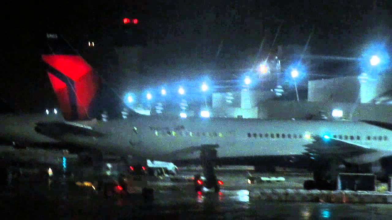 Night Time Taxiing at Detroit Metro Airport! - YouTube