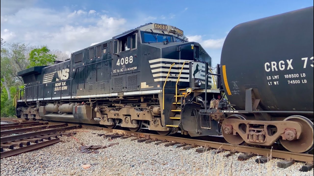 NS P41(CSXT Z675) with Atlantic Coast pipe loads - YouTube