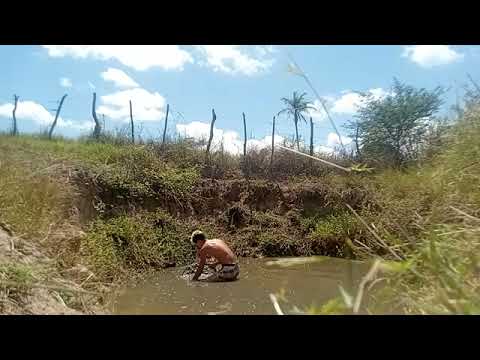 tomando banho no barreiro só de coeca (olha a descrição)