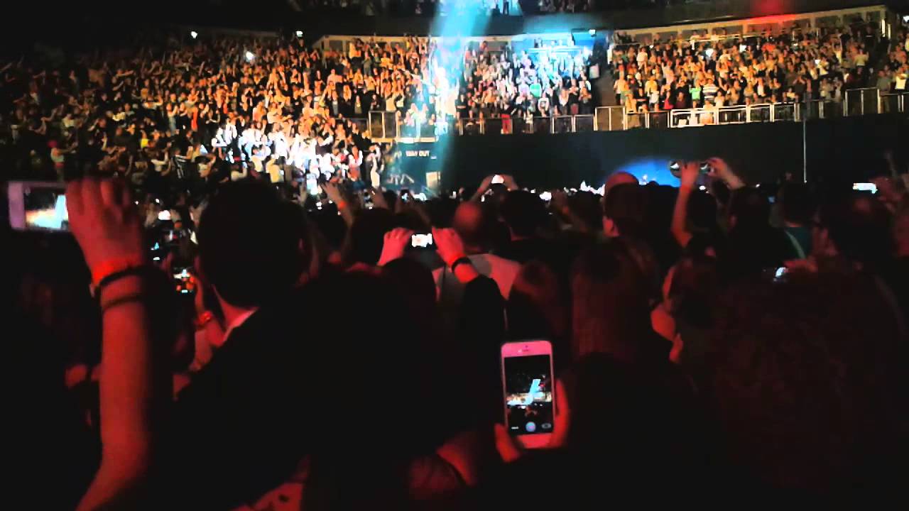 Pink flying around in concert O2 arena - YouTube