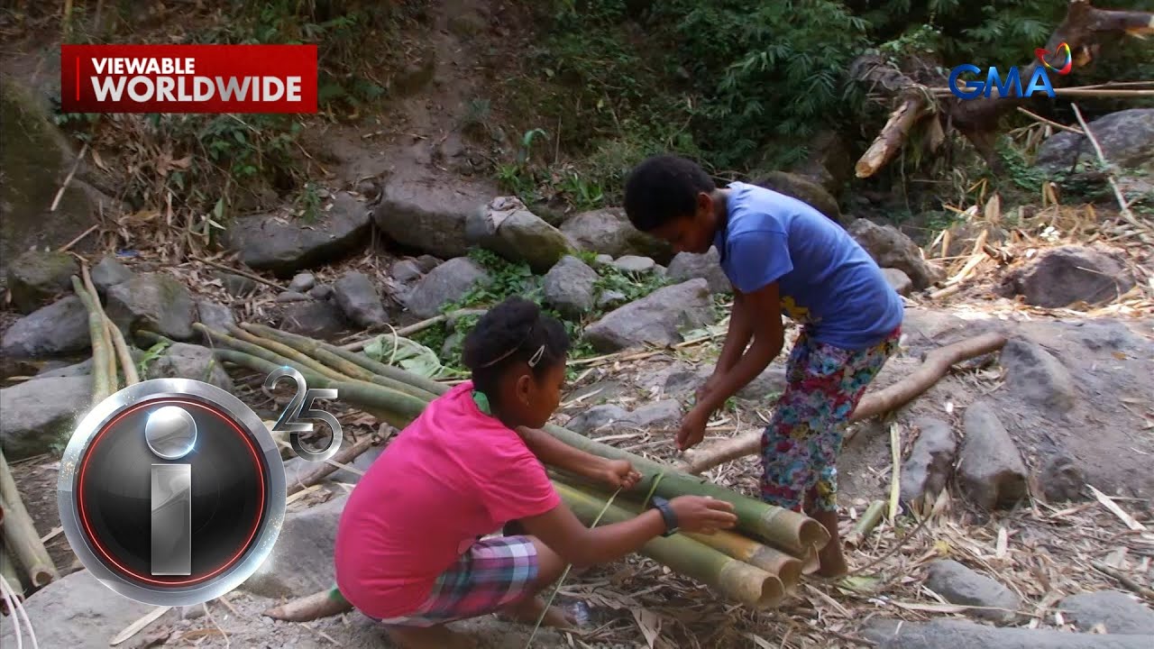 Isang pamilya, nagbubuhat ng buho para ibenta sa ibaba ng bundok | I ...