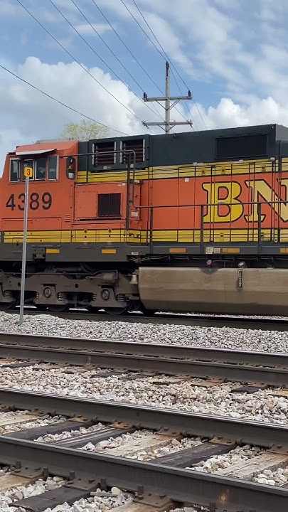 BNSF 4389 moving at Mannheim - YouTube