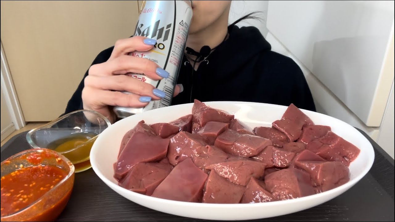 牛のレバ刺し！Beef liver sashimi！레바 찔러！【ASMR 咀嚼音】 - YouTube