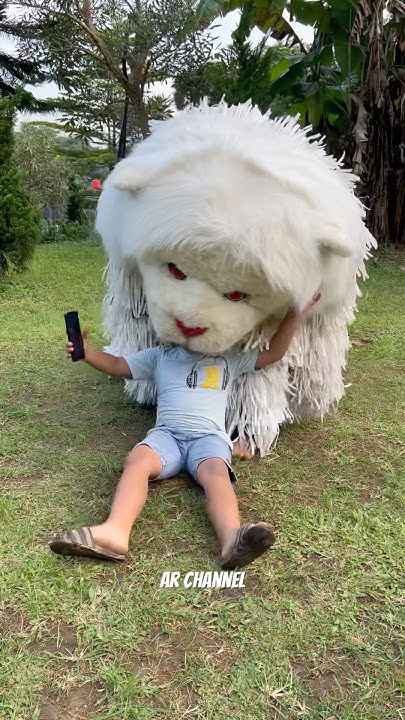 Bocil Gemoy Lagi Asik Main Hape Di Gigit Can Macanan - YouTube