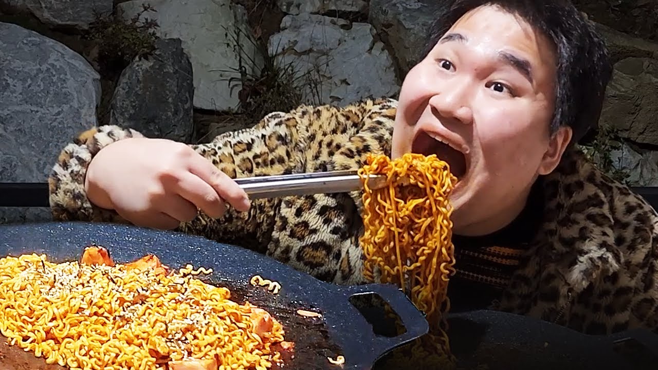 불닭볶음면에 스팸 추가해서 먹방!! [ Buldak bokkeummyeon , spam mukbang ] - YouTube