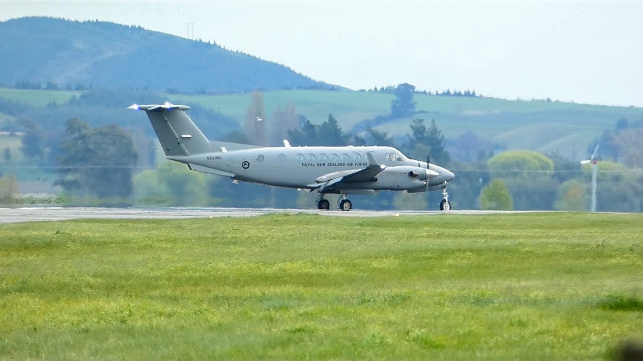 RNZAF King Air landing runway 06 Blenheim Airport | NZ2350 - YouTube