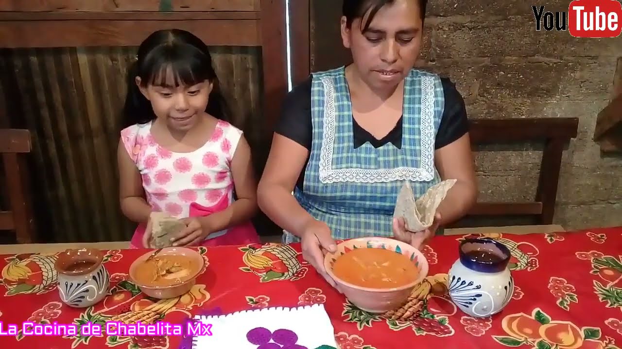 Preparando un exquisito mole de hongo de temporada para mi familia ...