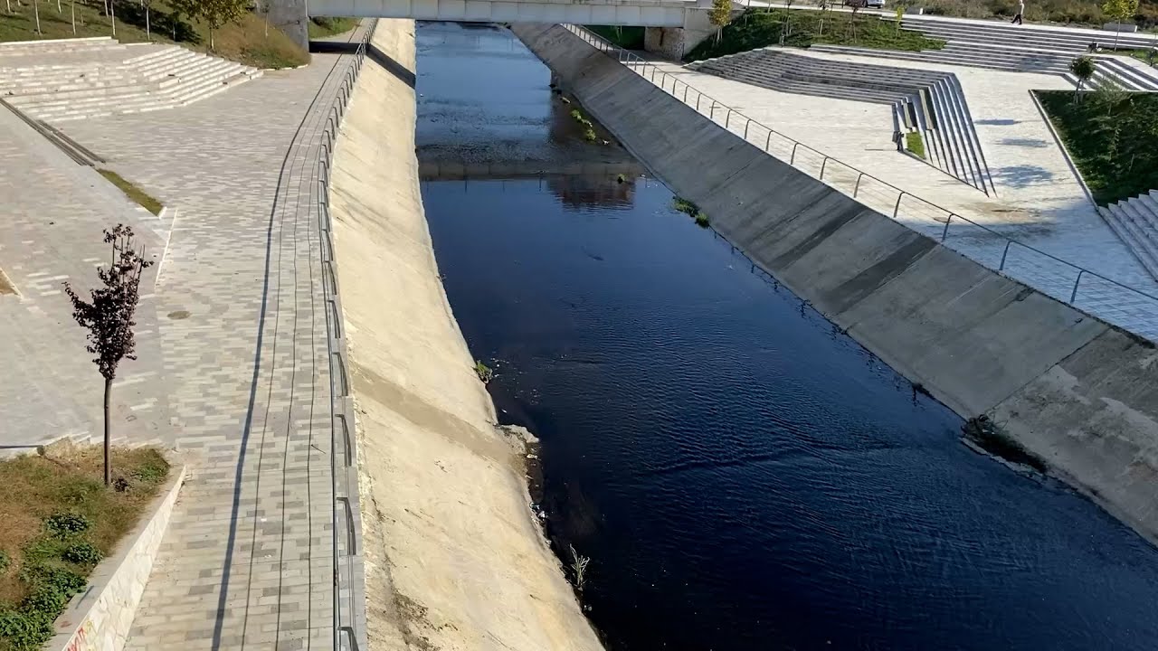 Fier/Ndotet sërish lumi Gjanica. Shkak derdhja e hidrokarbureve dhe ...