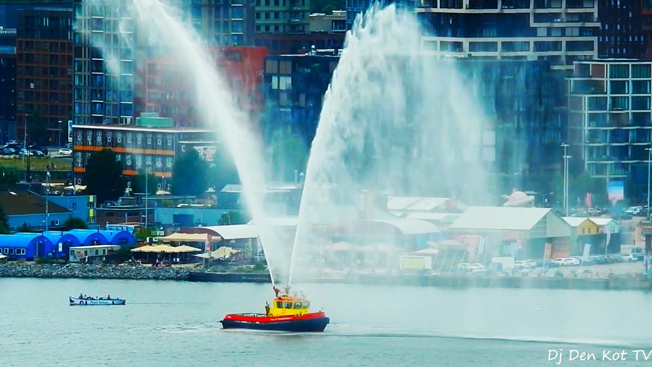 Water Salute from tug boat in Amsterdam - YouTube