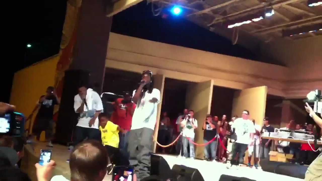 GS Boyz- Stanky Leg LIVE - YouTube