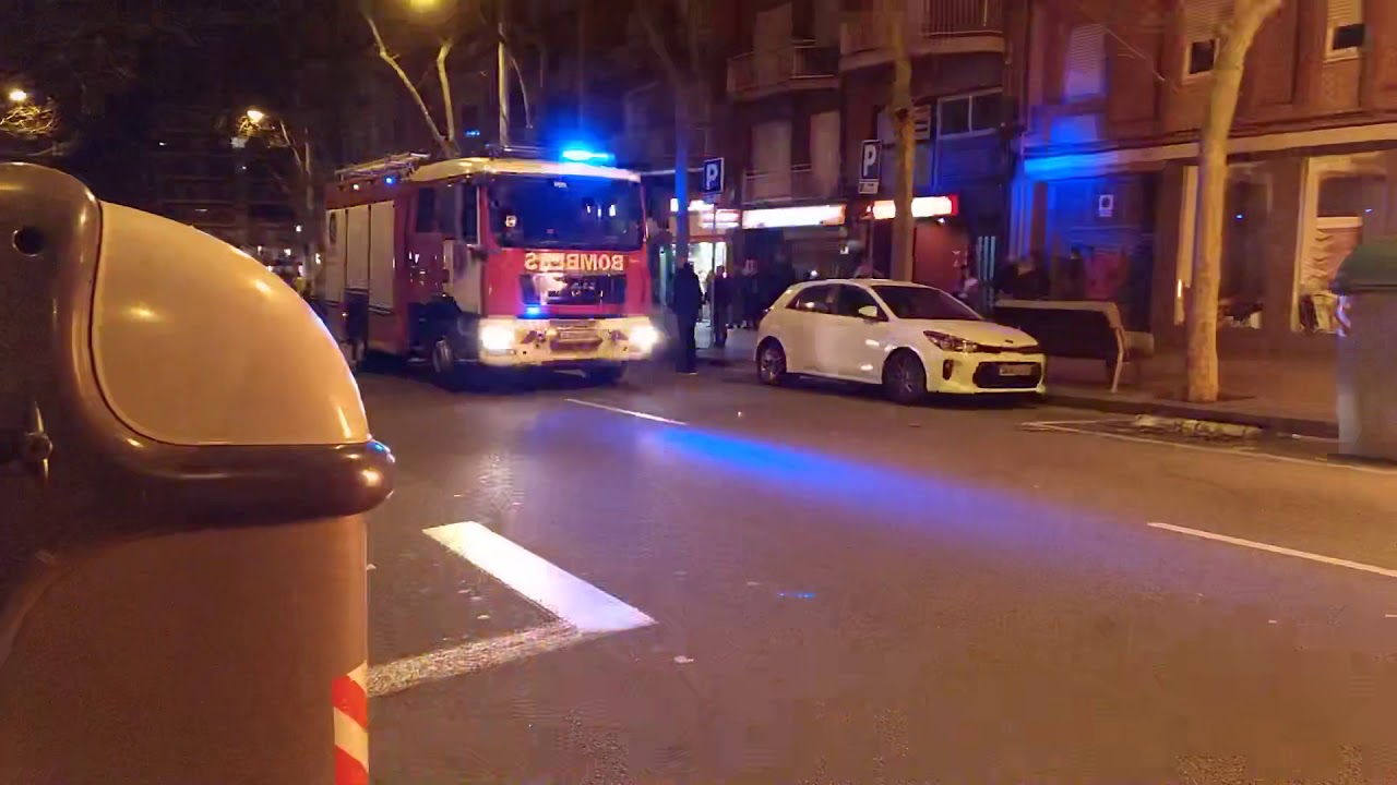 Bombers Barcelona arribant a foc de contenidor - Barcelona Fire ...
