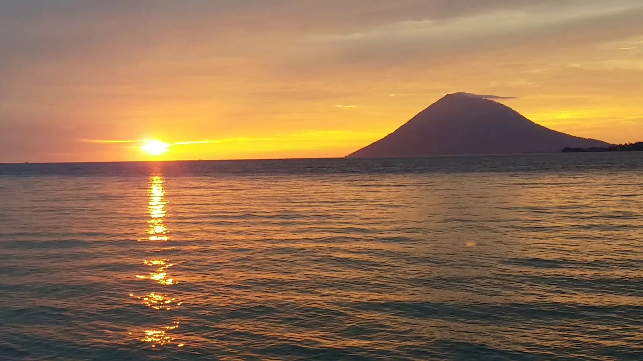 Sunset n view of Manado Tua Volcano - YouTube