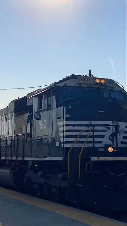 NS 552 With A Nice EMD Duo Gives A Horn Salute @ Elkhart, IN - YouTube