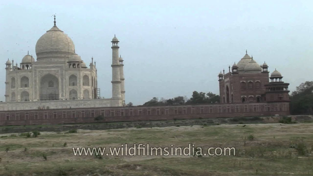 Unobtrusive view from the back of Taj Mahal: majestic Indian landmark ...