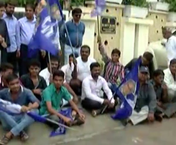 BSP Workers Protest At BJP MP Kirit Solanki's Home On Una Case - YouTube