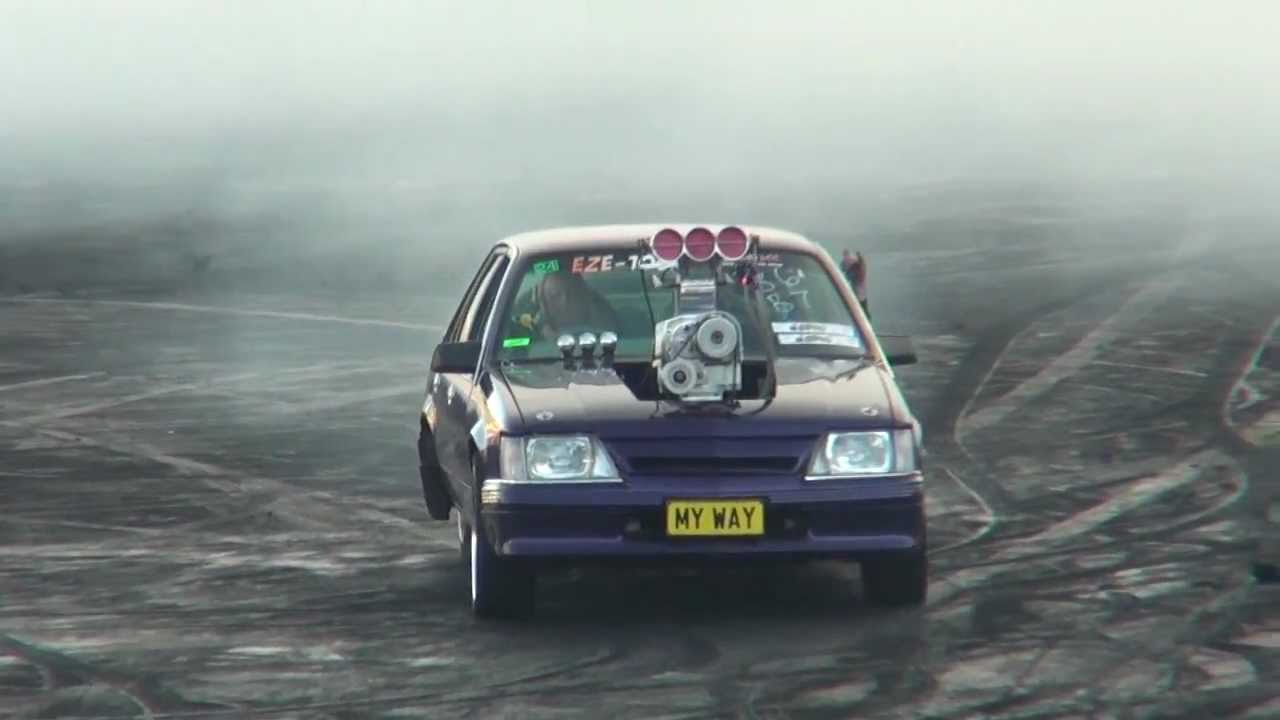 BLOWN V8 COMMODORE ( MY WAY ) BURNOUT AT THE STREET MACHINE NATIONALS ...