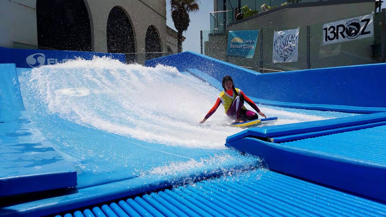 FlowRider Single Surf Machine at Wave House Contest Pro Tricks and ...