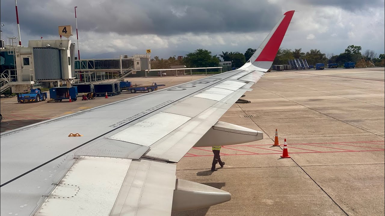 Latam Airbus A320 flies with a missing fairing on the right wing - YouTube