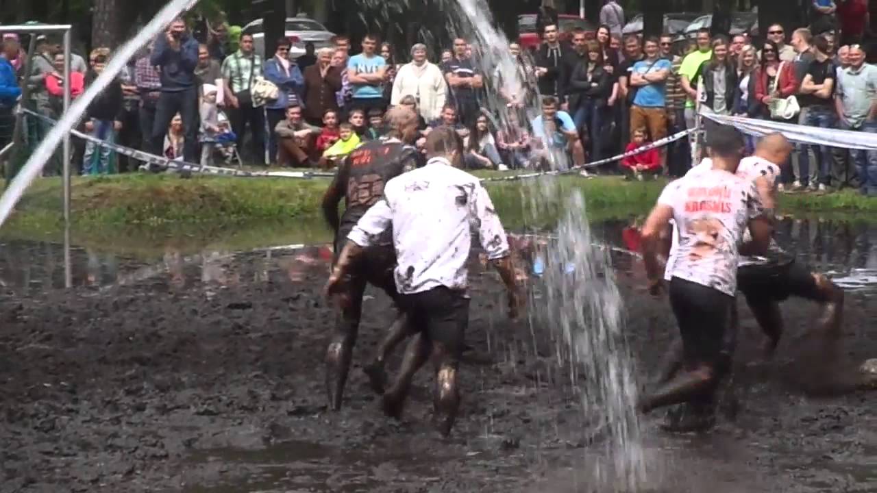 Футбол в грязи - YouTube