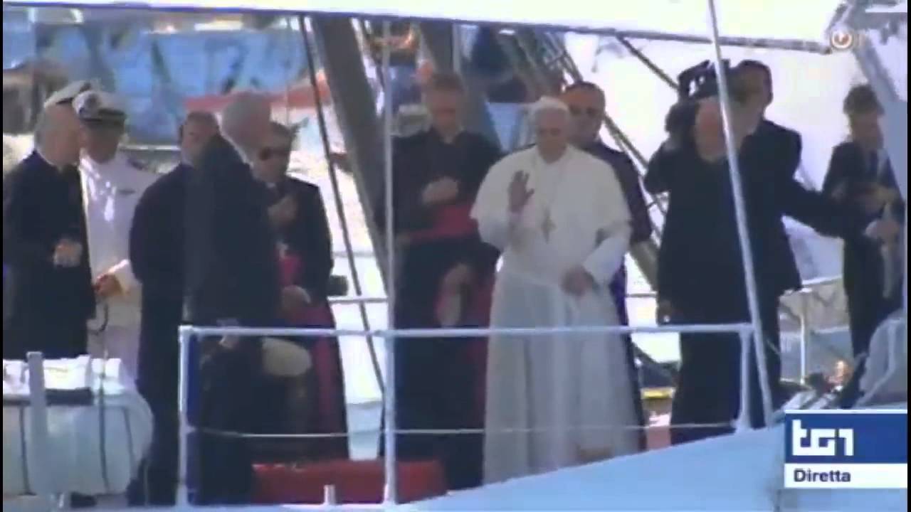 Papa Francesco a Lampedusa. L'arrivo in battello. - YouTube