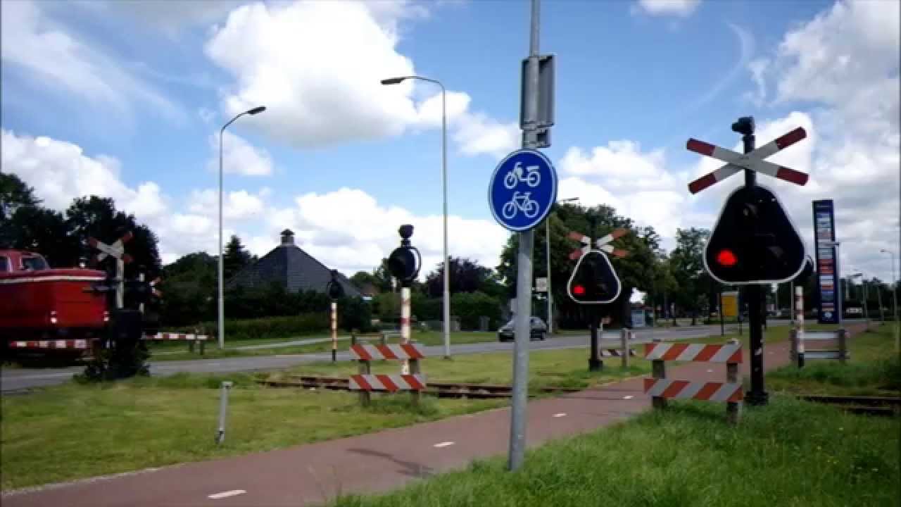 Spoorwegovergang Stadskanaal - YouTube