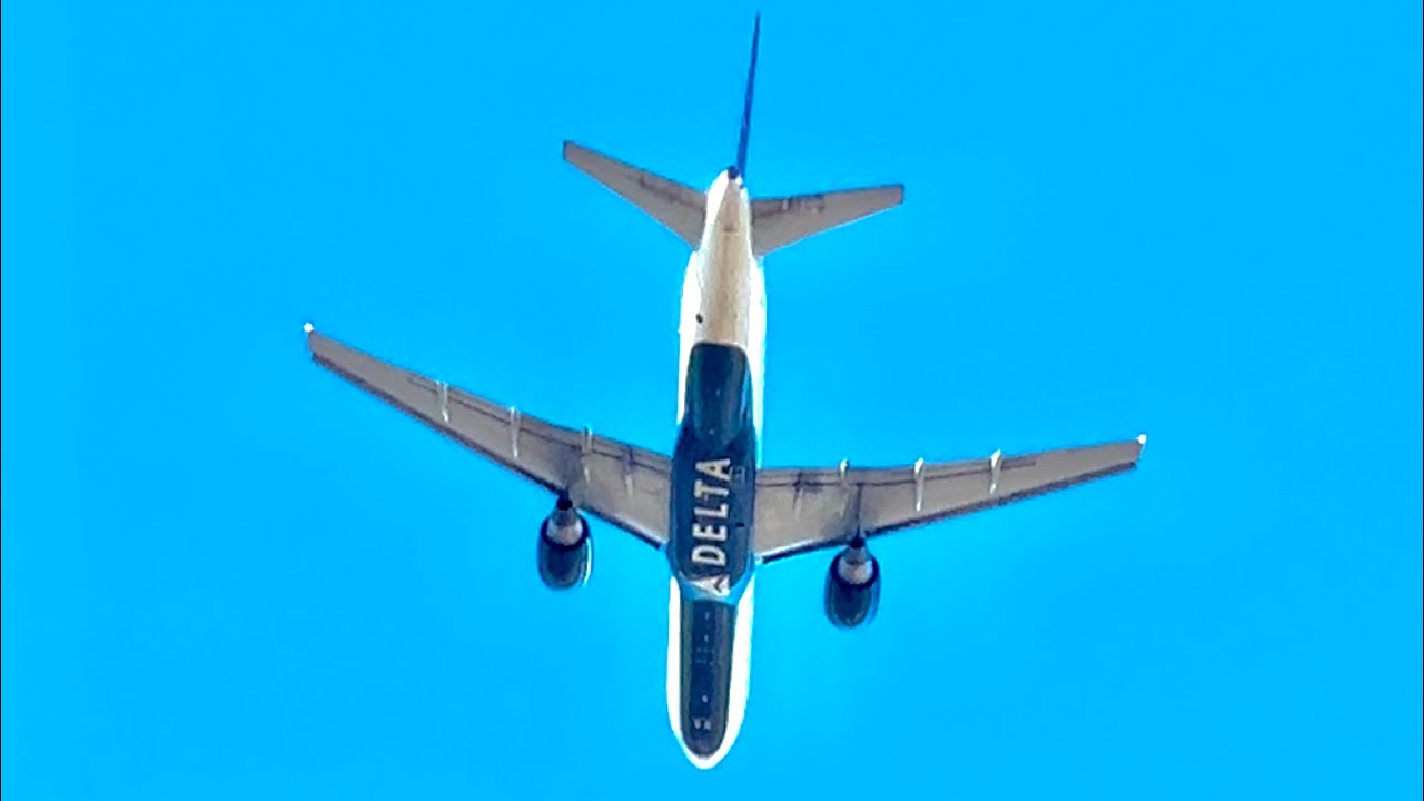 Screaming jet engines at Milwaukee Mitchell International Airport ...