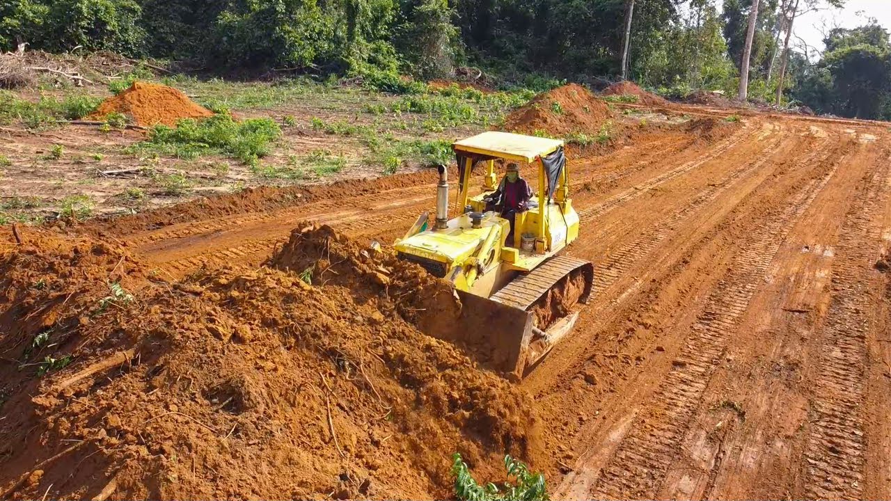 Wow Amazing! Road Construction Begins! Bulldozer Leveling the Ground ...