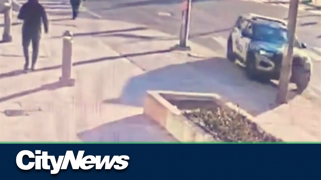 ON CAM: Toronto police car crashes into light pole, narrowly injuring ...