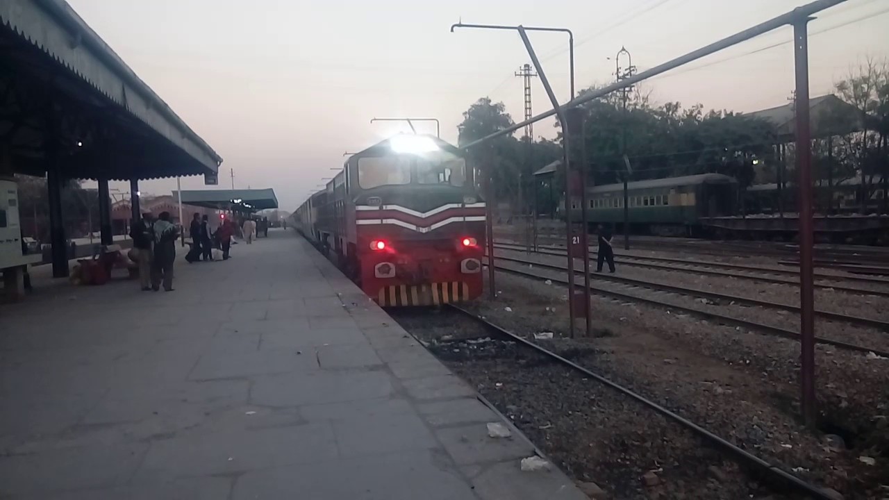 Pakistan express train arrival multan cantt - YouTube