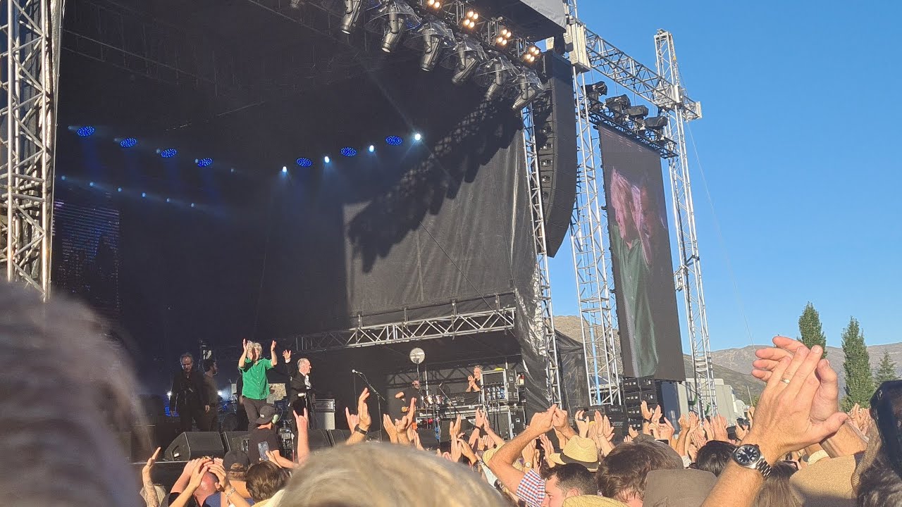 CROWDED HOUSE CONCERT - QUEENSTOWN, NEW ZEALAND 2021 - YouTube