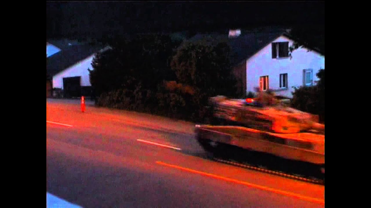 Panzer heizen nachts durch die Strassen - YouTube