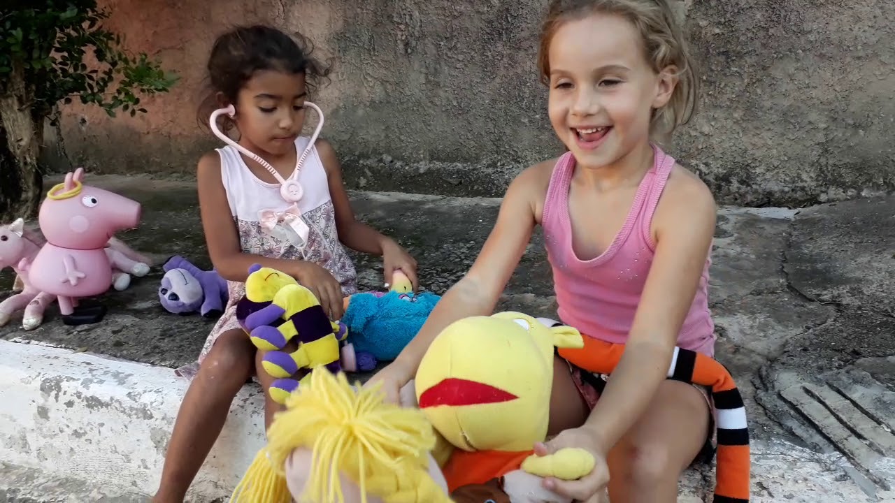 brincando com minha amiguinha - YouTube